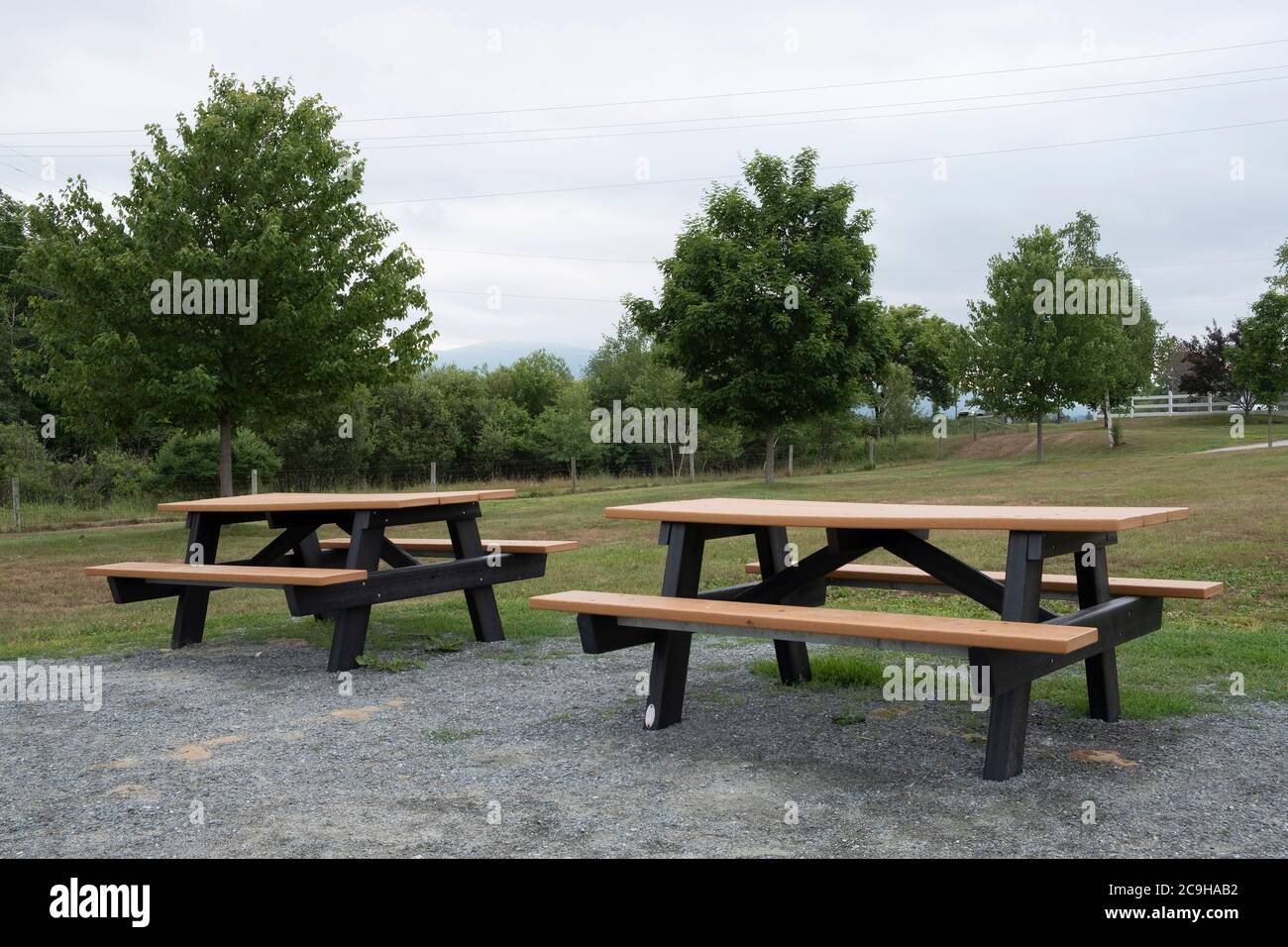 Empty park tables hi-res stock photography and images - Alamy