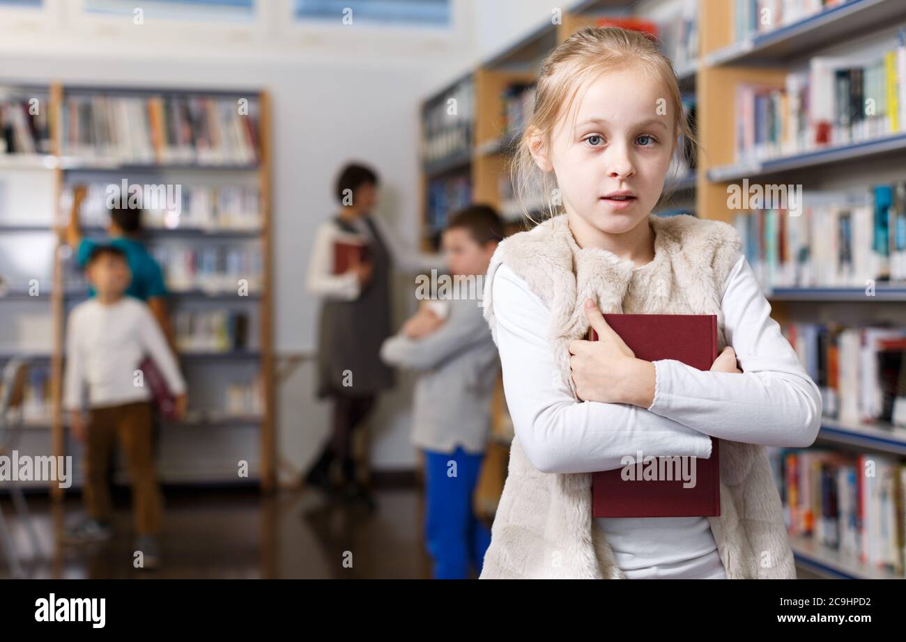 Tween girl reading book hi-res stock photography and images - Alamy