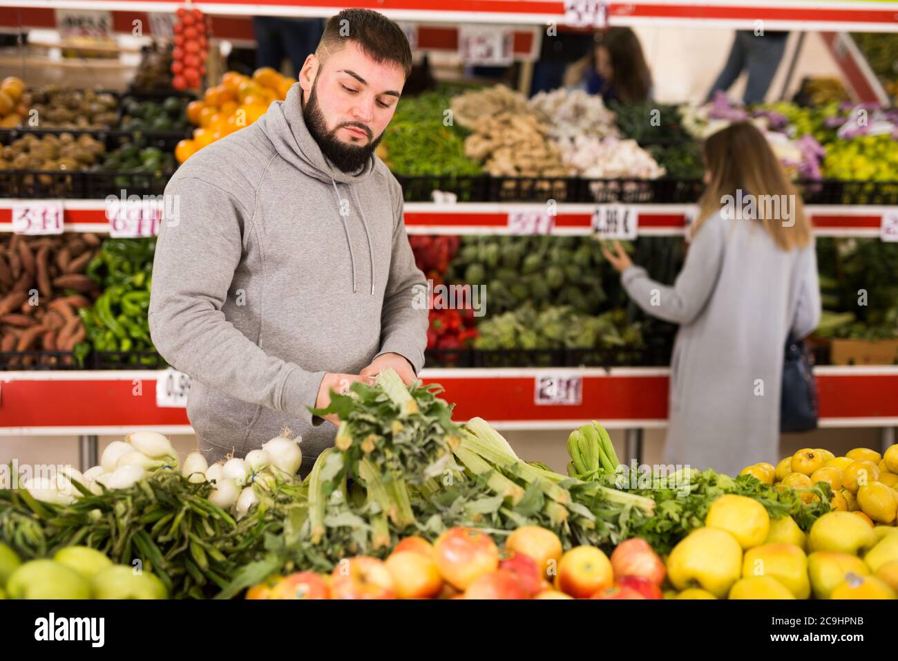 Man holding leek hi-res stock photography and images - Alamy