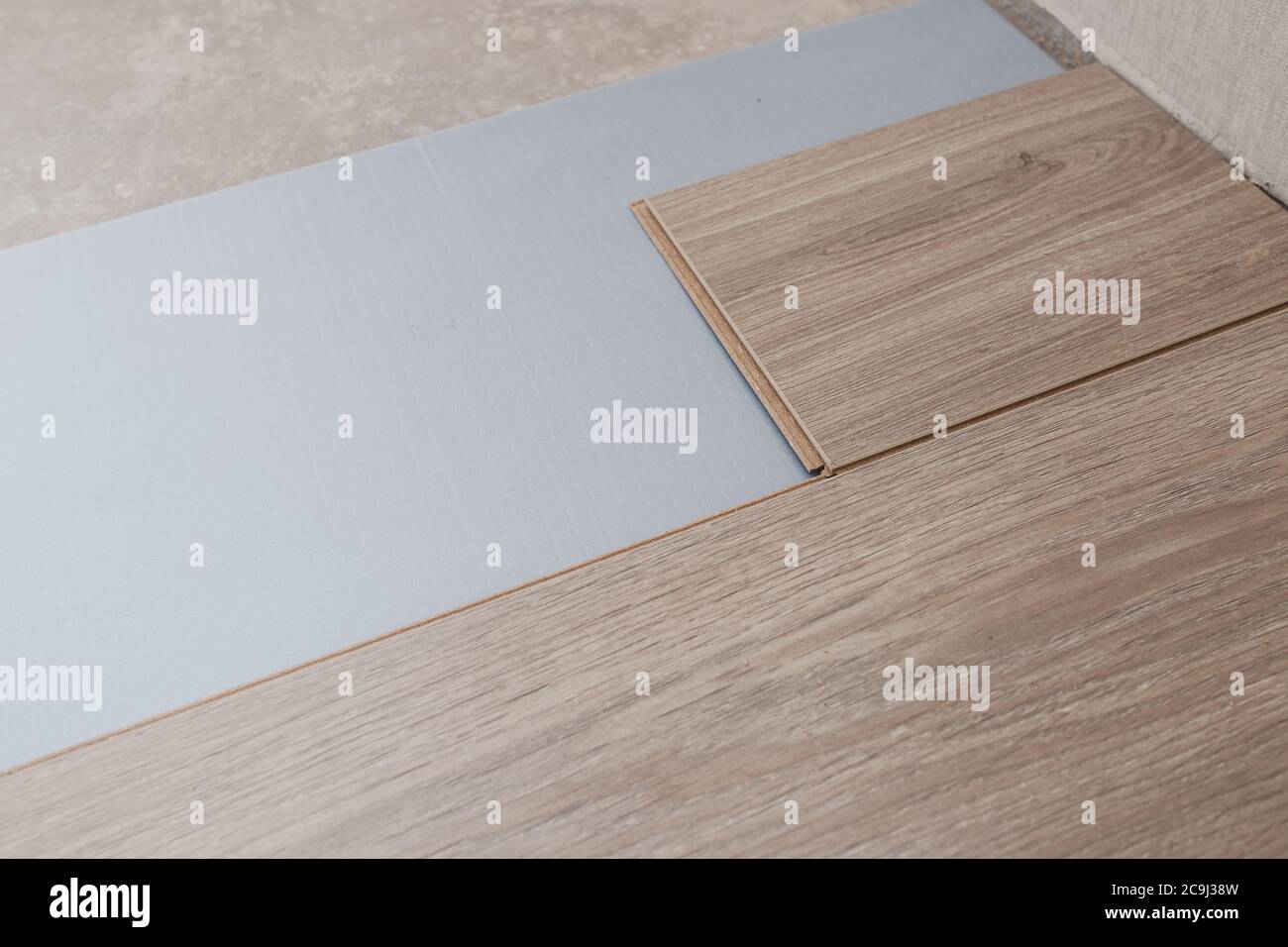 Step-by-step instructions for laying laminate flooring - connecting ...