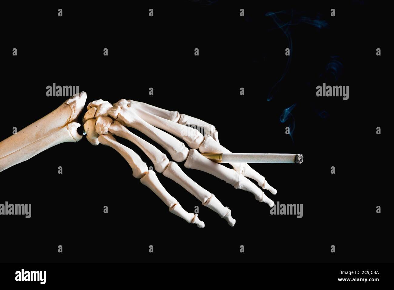 Smoking cigarette skeleton hi-res stock photography and images - Alamy