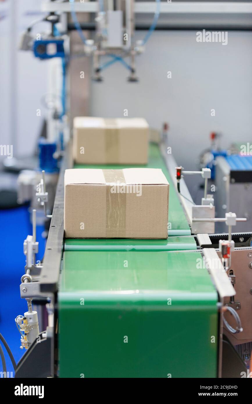 Conveyor belt boxes hi-res stock photography and images - Alamy