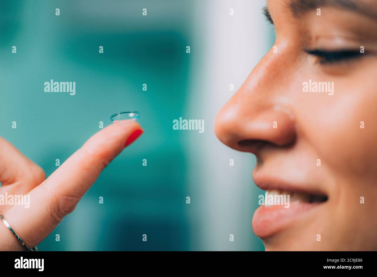 Ophthalmologist inserting soft contact lens Stock Photo - Alamy