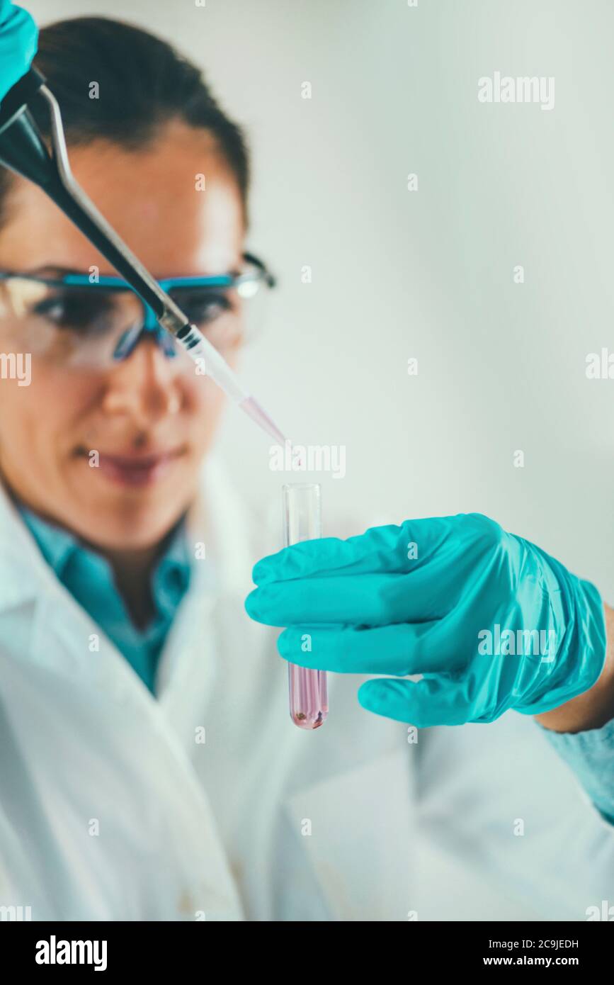 Scientific micro pipette hi-res stock photography and images - Alamy