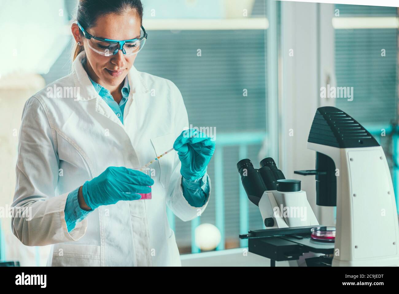 Life science researcher in laboratory Stock Photo - Alamy