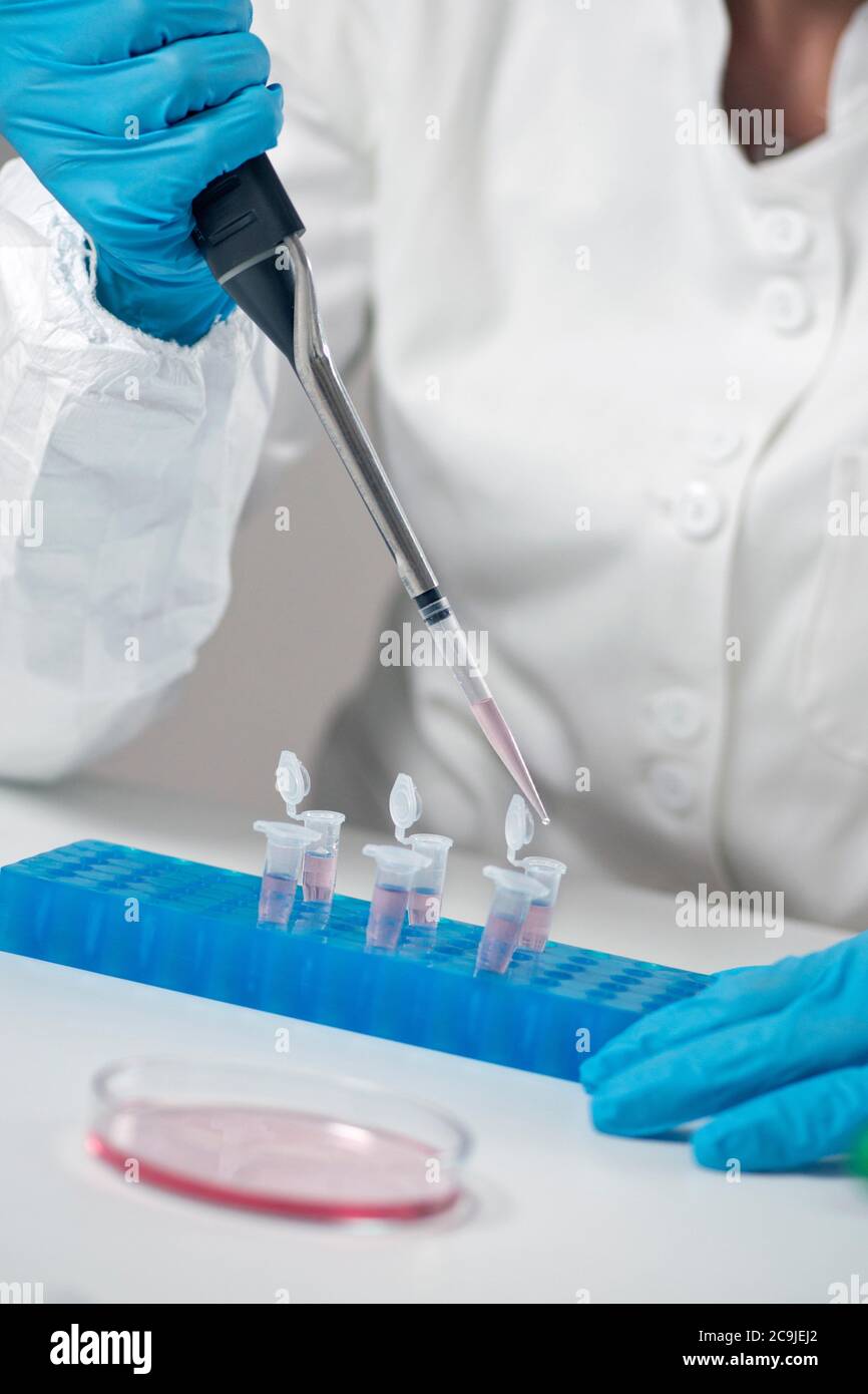 Pipetting tool hi-res stock photography and images - Alamy