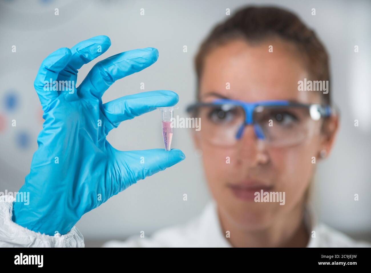 Researcher holding test tube hi-res stock photography and images - Alamy