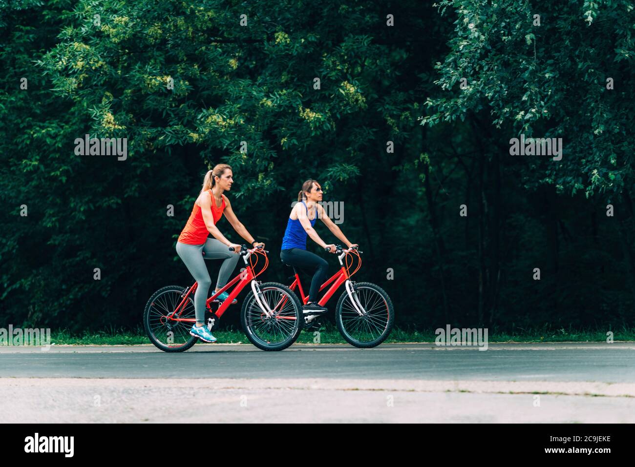 Friends cycling together hi-res stock photography and images - Alamy
