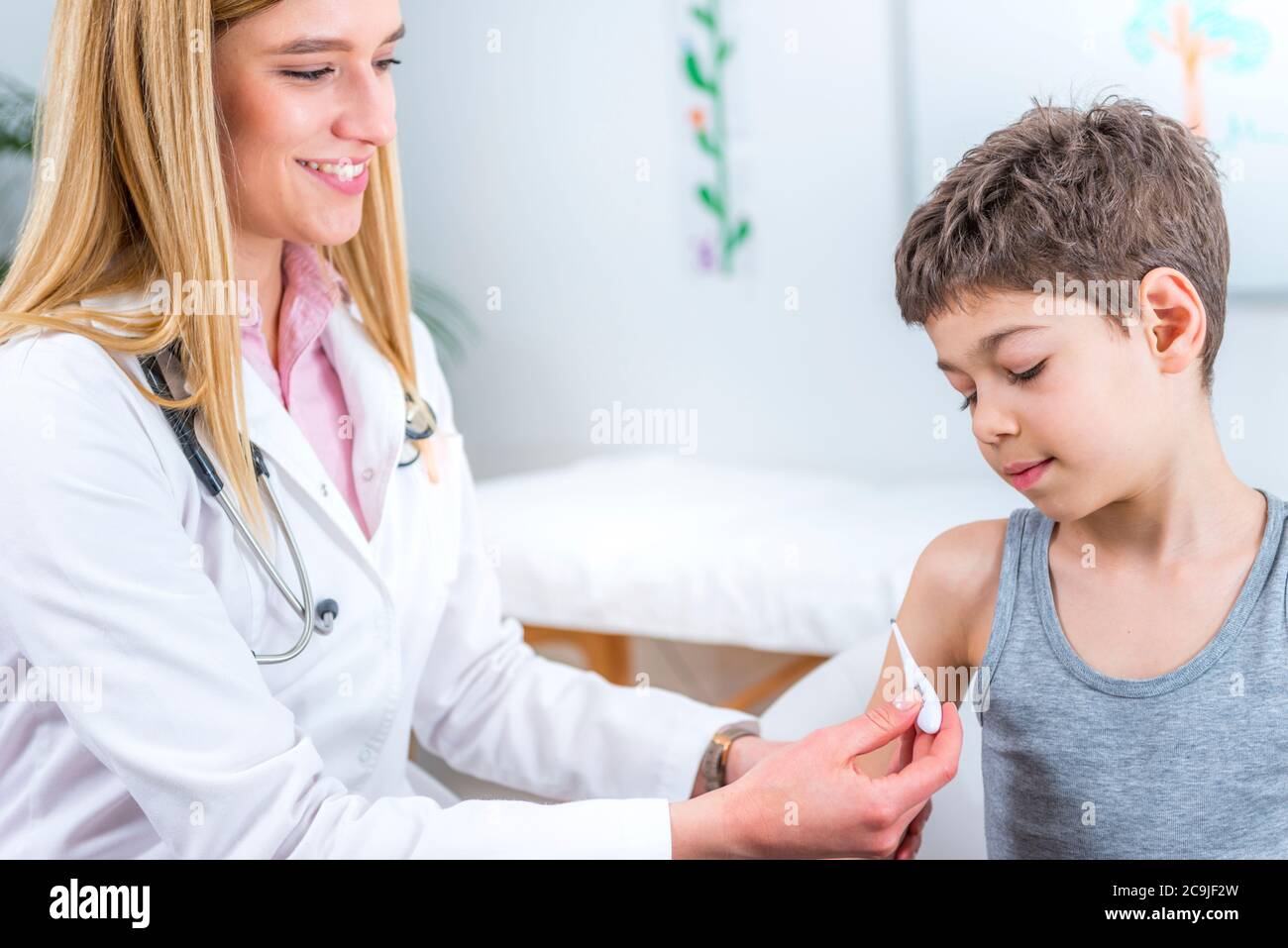 Paediatrician measuring boy's temperature Stock Photo - Alamy