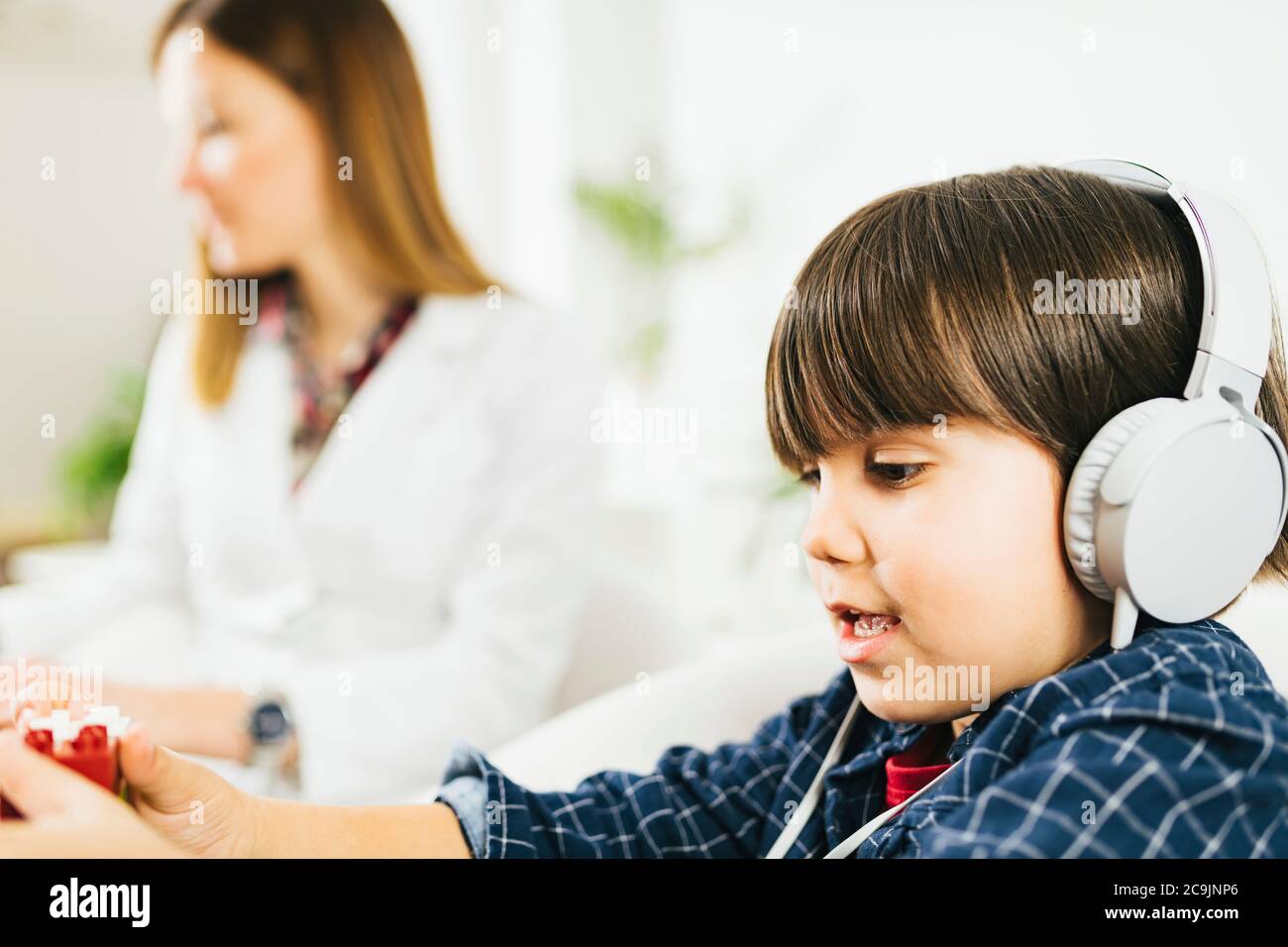 Hearing test for children. Little boy with audiologist Stock Photo - Alamy
