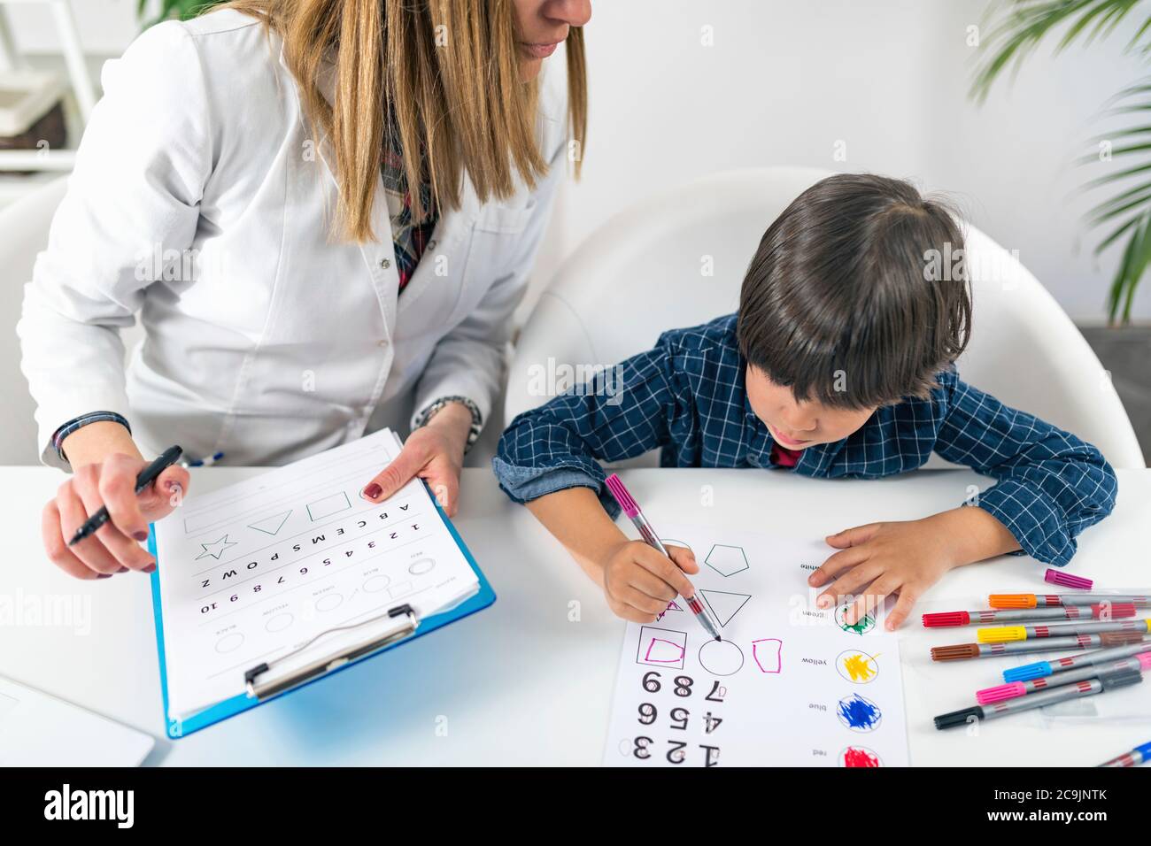 Toddler drawing shapes hi-res stock photography and images - Alamy