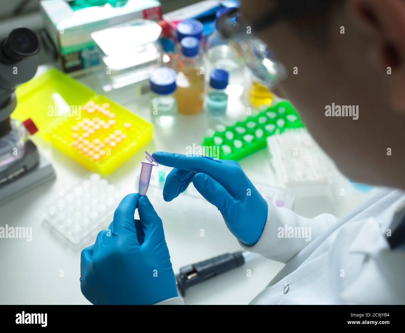 Scientist closing the lid on a vial ready for automated analysis Stock ...