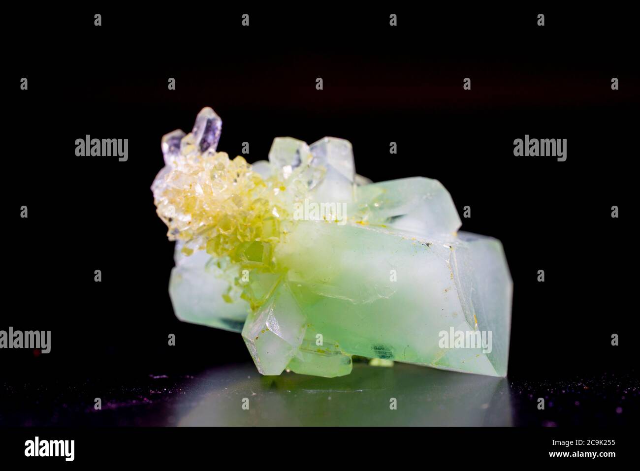 Green translucent stone hi-res stock photography and images - Alamy