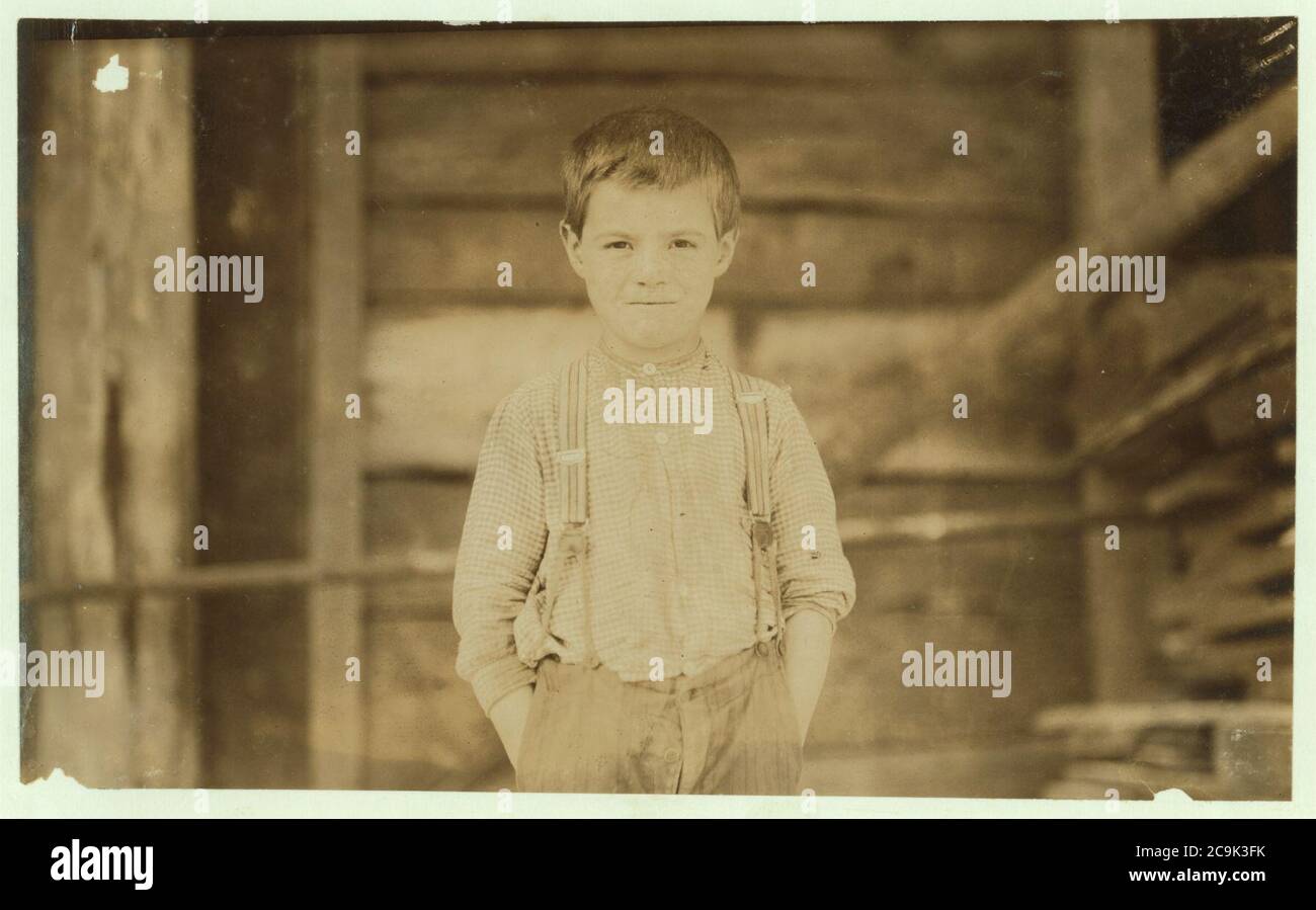 Jamsie, a six-year-old shucker. Shucks one pot a day Stock Photo - Alamy
