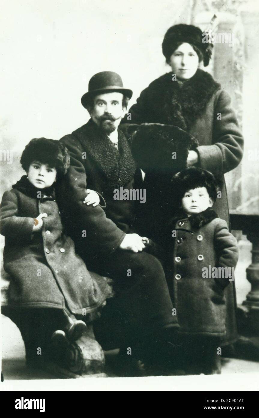 Jan Bonikowski i Matrena i syny Nikolai i Vladimir Stock Photo - Alamy