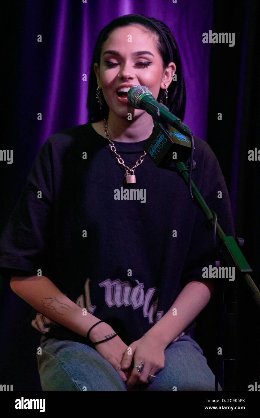 Maggie lindemann studio session hi-res stock photography and images - Alamy