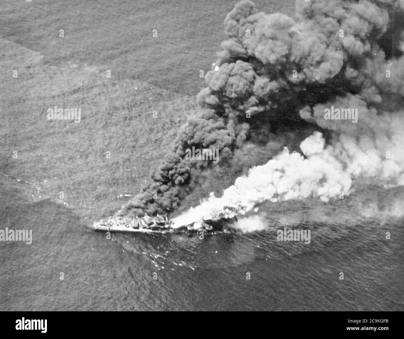 Japanese destroyer sinking Nov 1944 Stock Photo - Alamy
