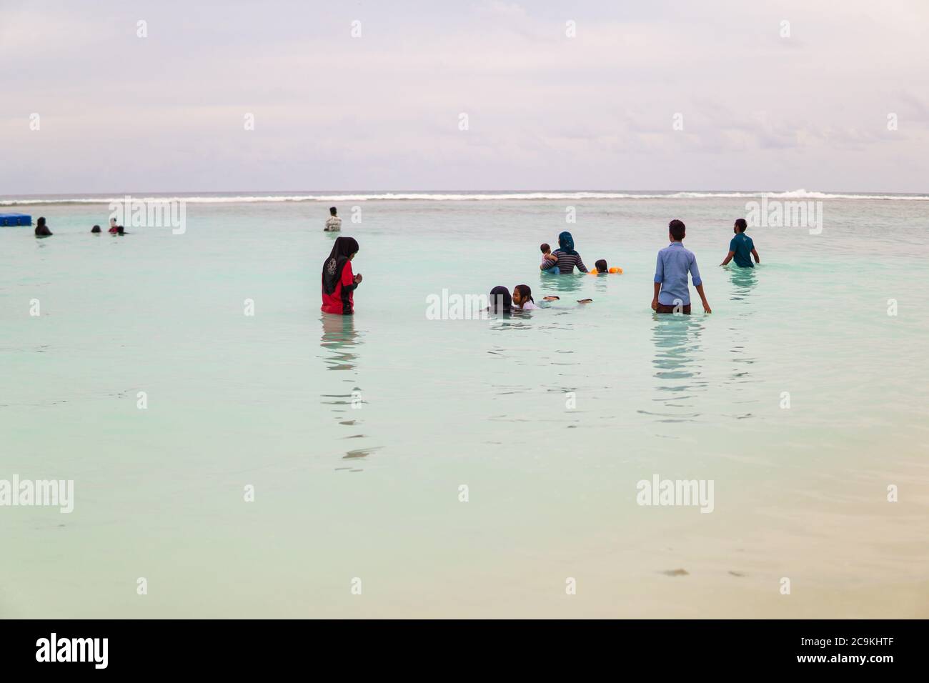 Islamic women on beach hi-res stock photography and images - Alamy