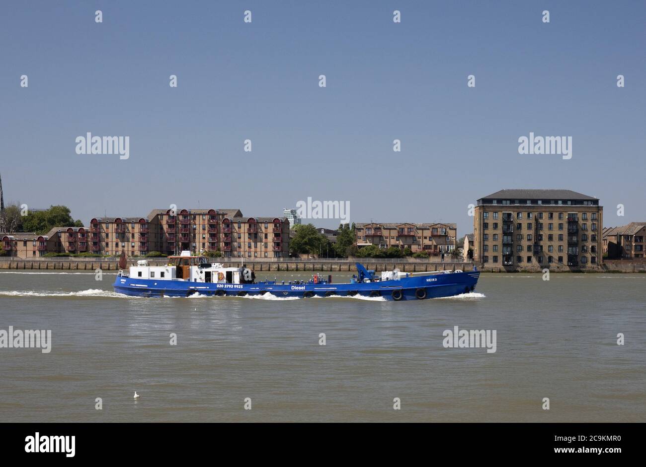 Tug on the thames hi-res stock photography and images - Alamy