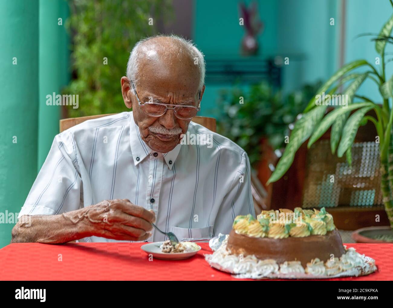 Old man eating birthday cake hi-res stock photography and images - Alamy