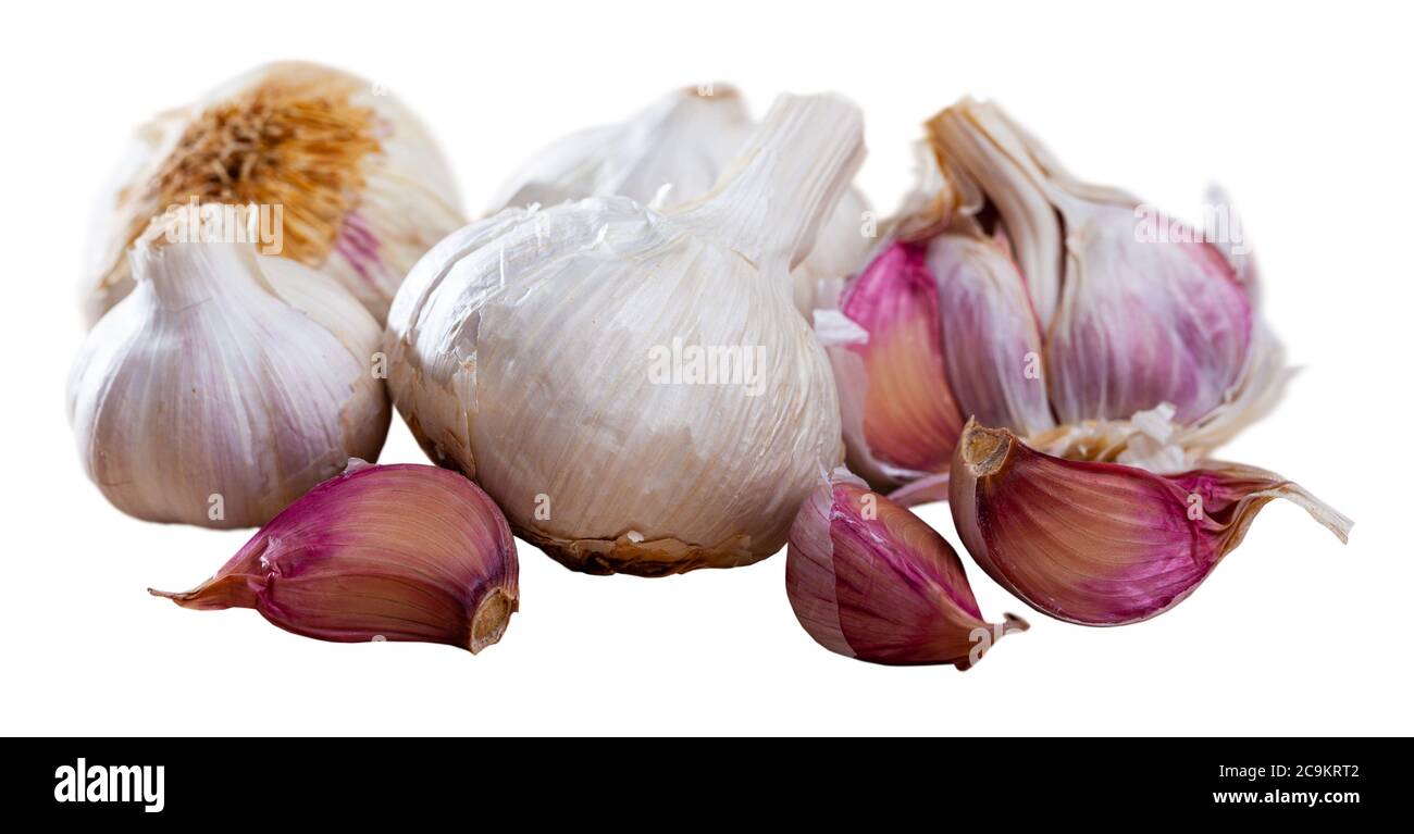 Whole raw garlic with separated cloves. Isolated over white background ...