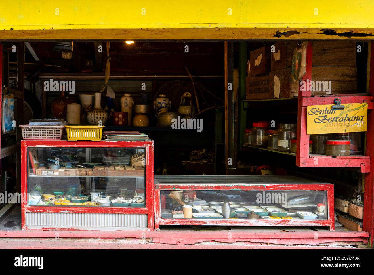 Asian street shops selling souvenirs and trinkets along the road Stock ...