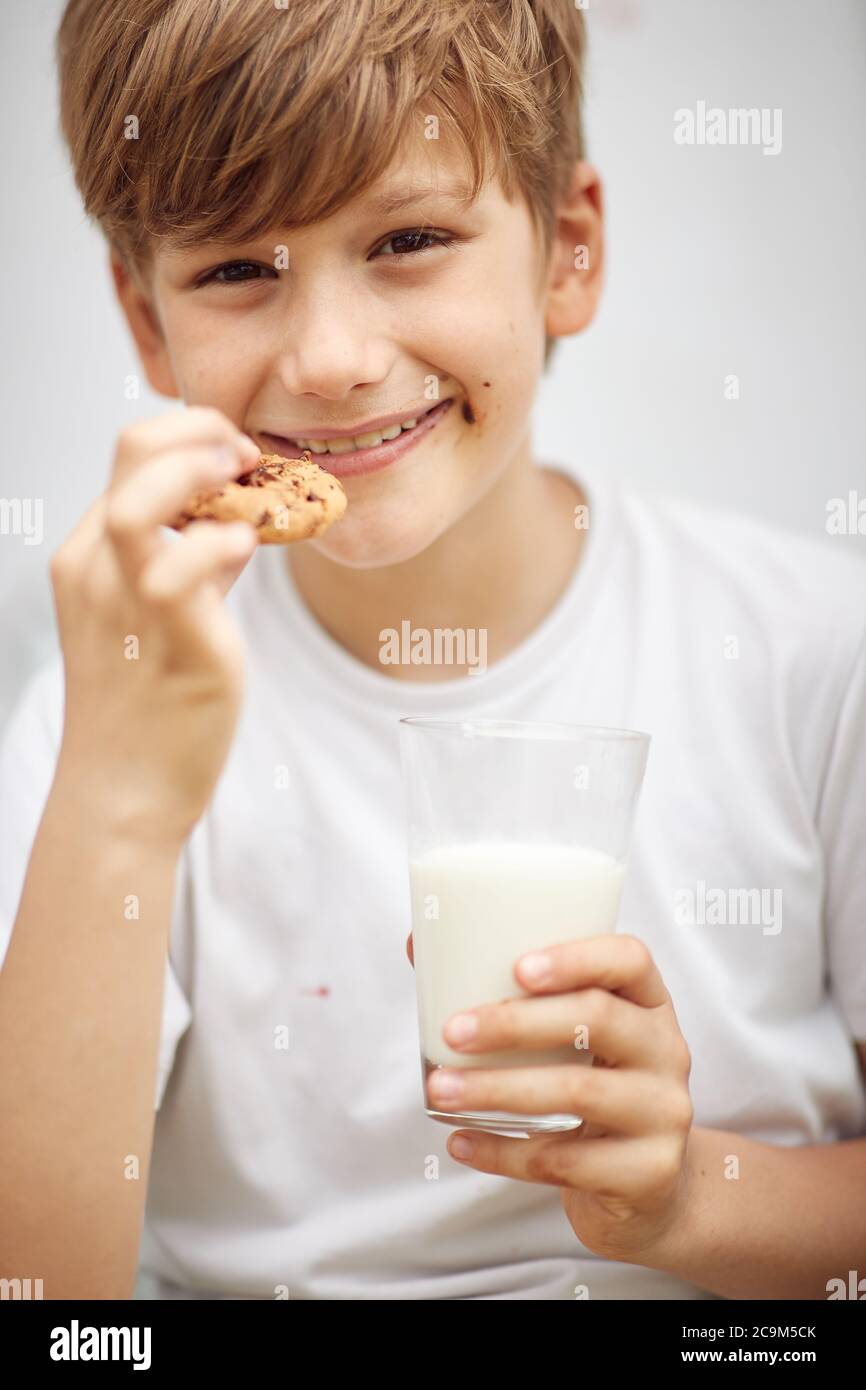 Young happy boy posing and enjoying the food Stock Photo - Alamy