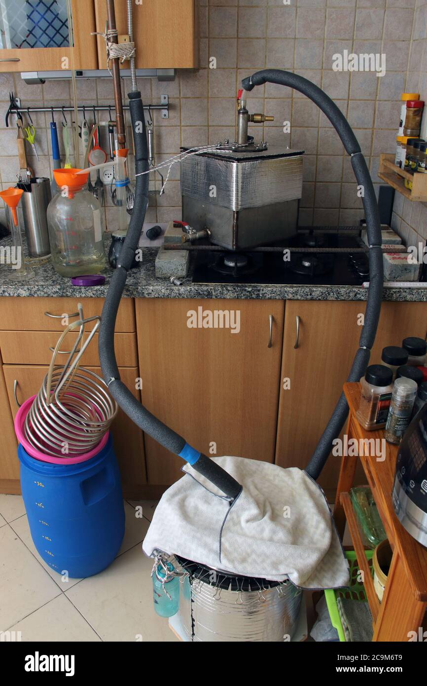 Beer stripping distillation of thick fruit mash in a home kitchen by ...