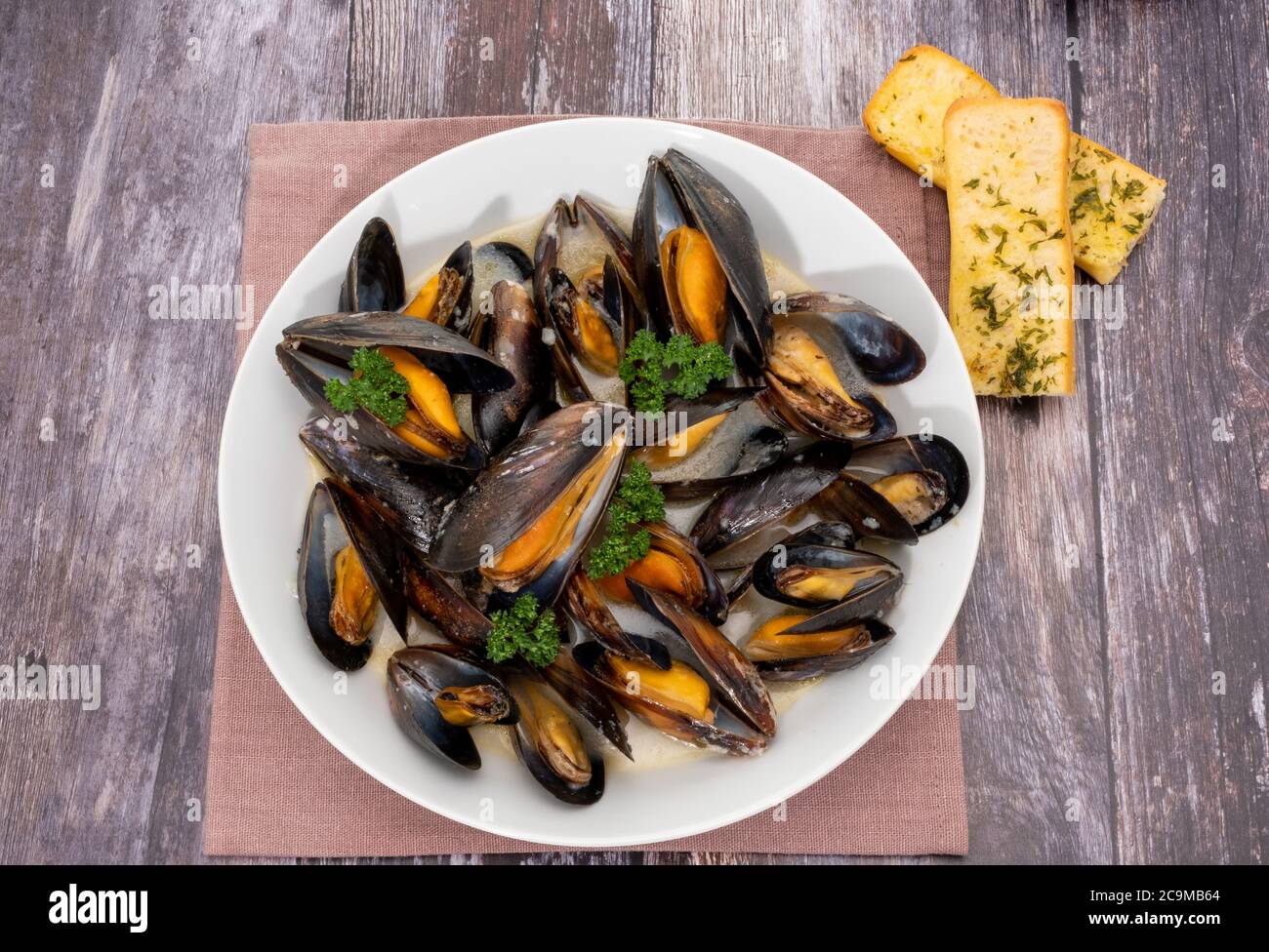 Steamed mussel moules mariniere with garlic bread Stock Photo - Alamy