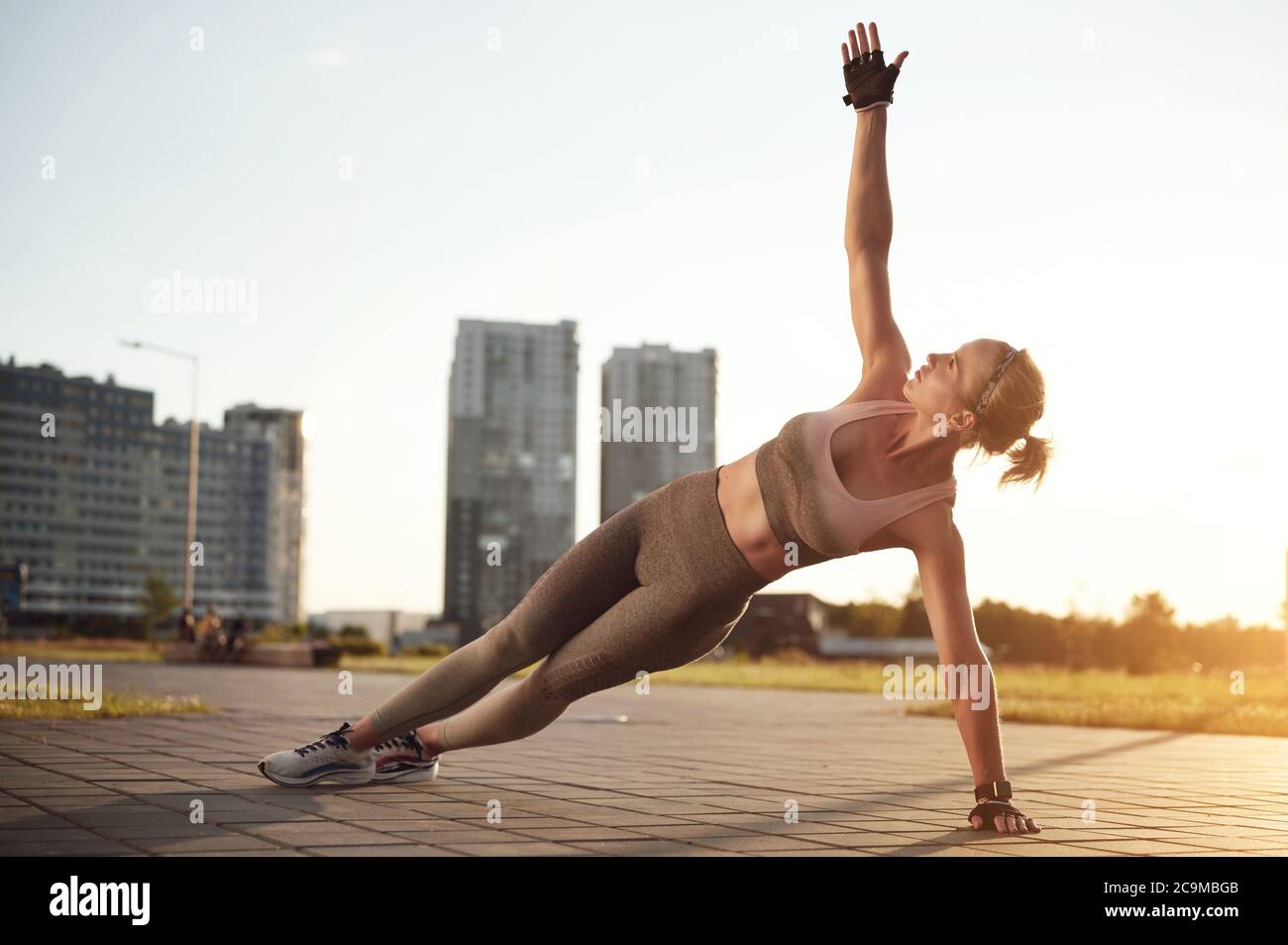 Muscles flexing pose hi-res stock photography and images - Alamy