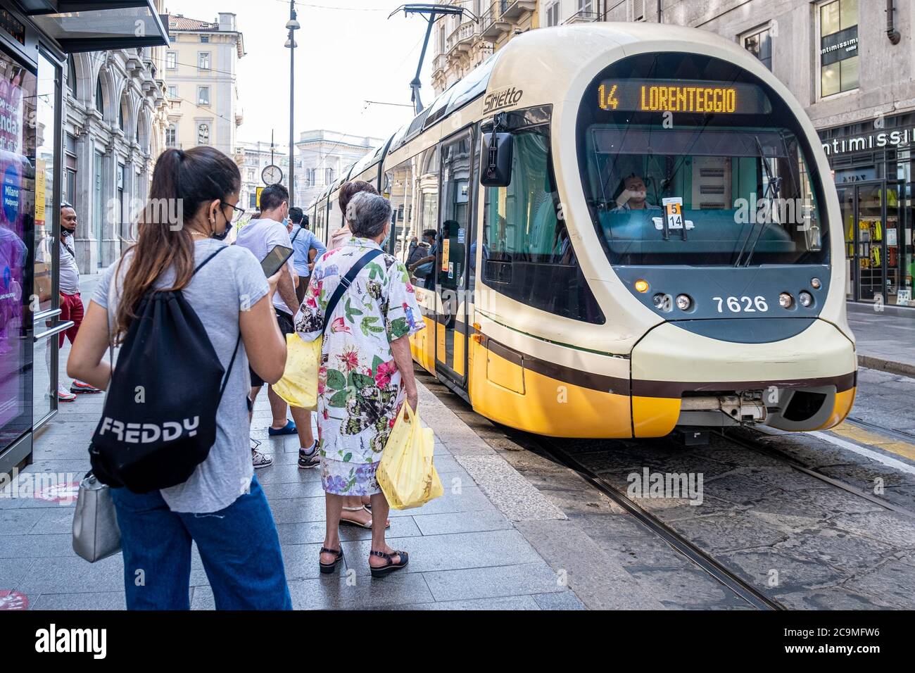 Persone e tram hi-res stock photography and images - Alamy