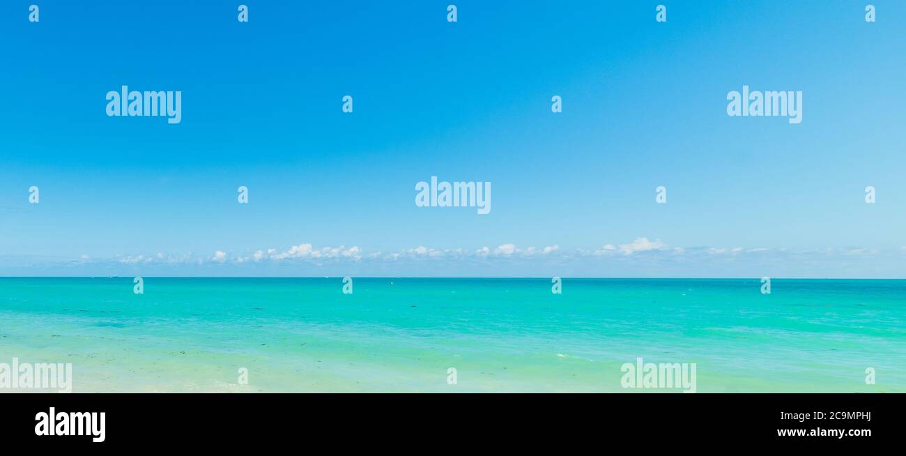 Turquoise water and blue sky in Miami Beach shore. Southern Florida ...