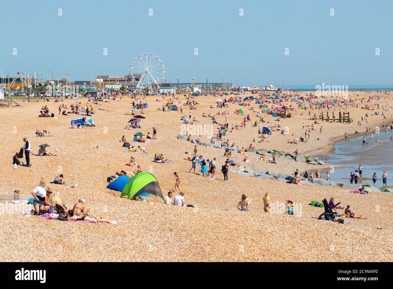 Busy british beach hi-res stock photography and images - Alamy