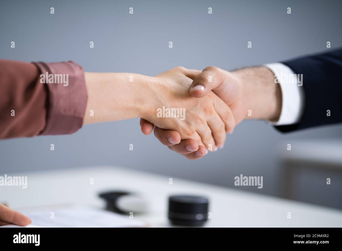 Hr handshake hi-res stock photography and images - Alamy