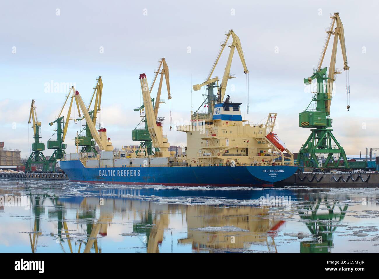 Refrigerated cargo ship hi-res stock photography and images - Alamy