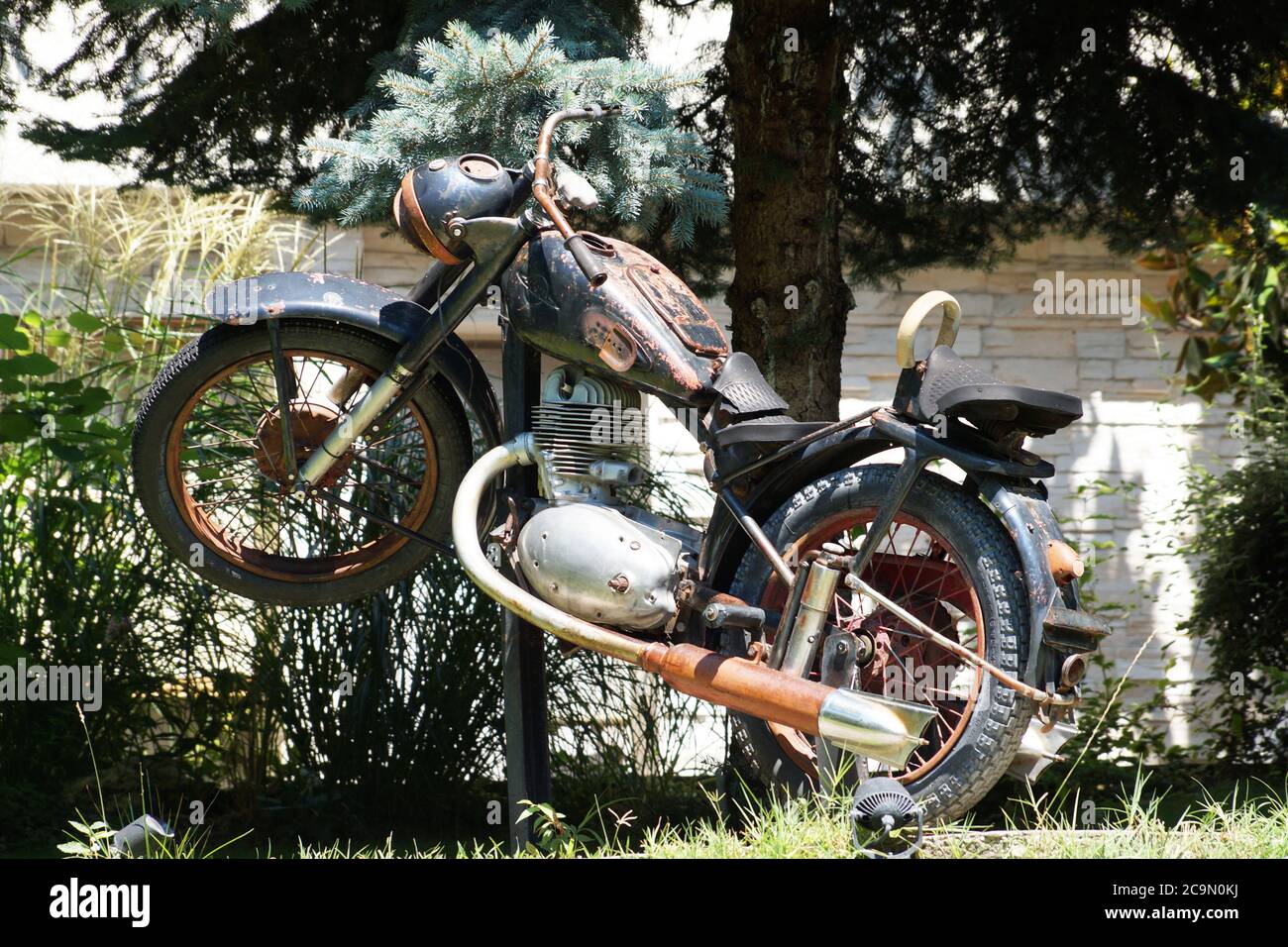 Old rusty motorcycle hi-res stock photography and images - Alamy