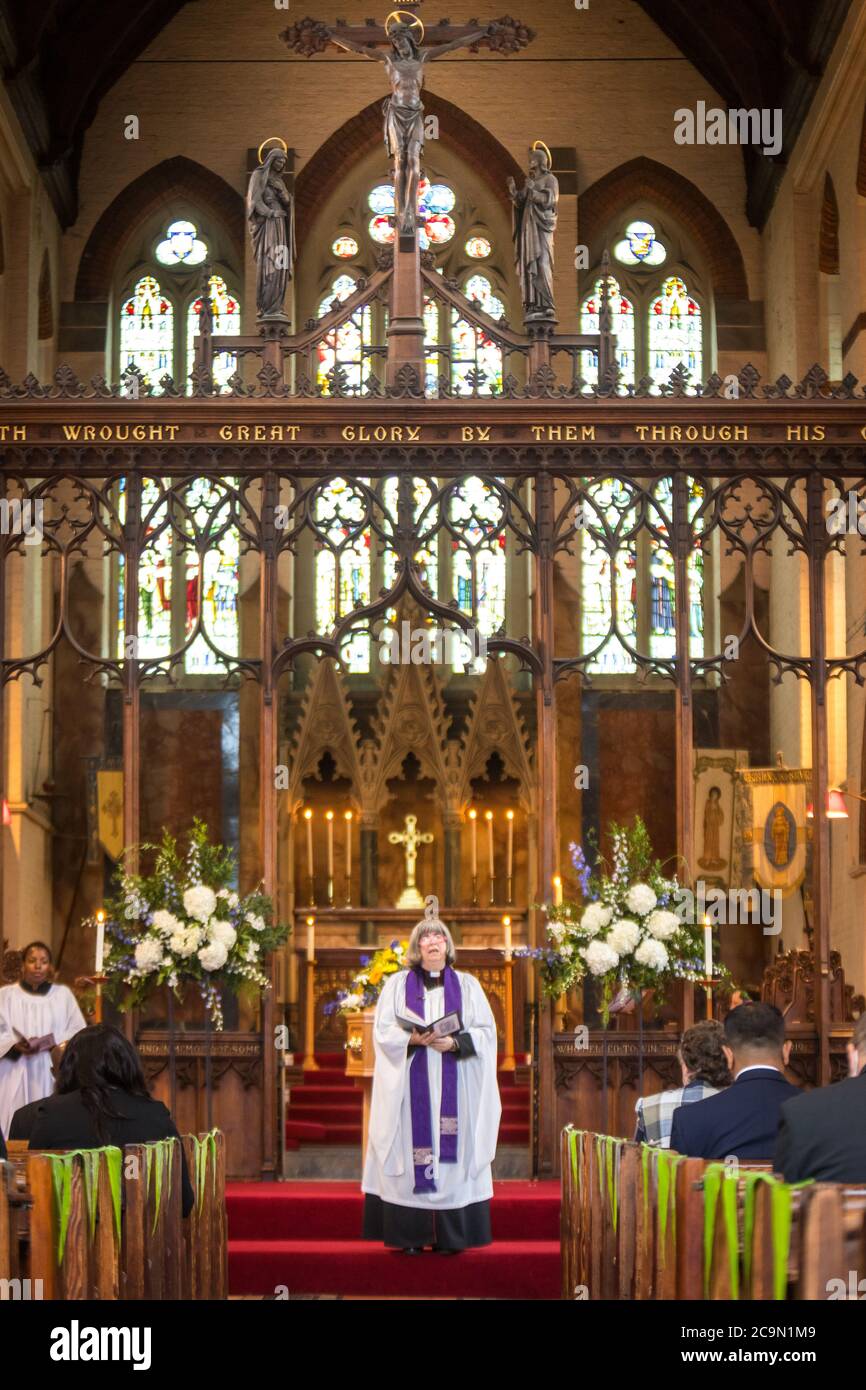 Female vicar hi-res stock photography and images - Alamy