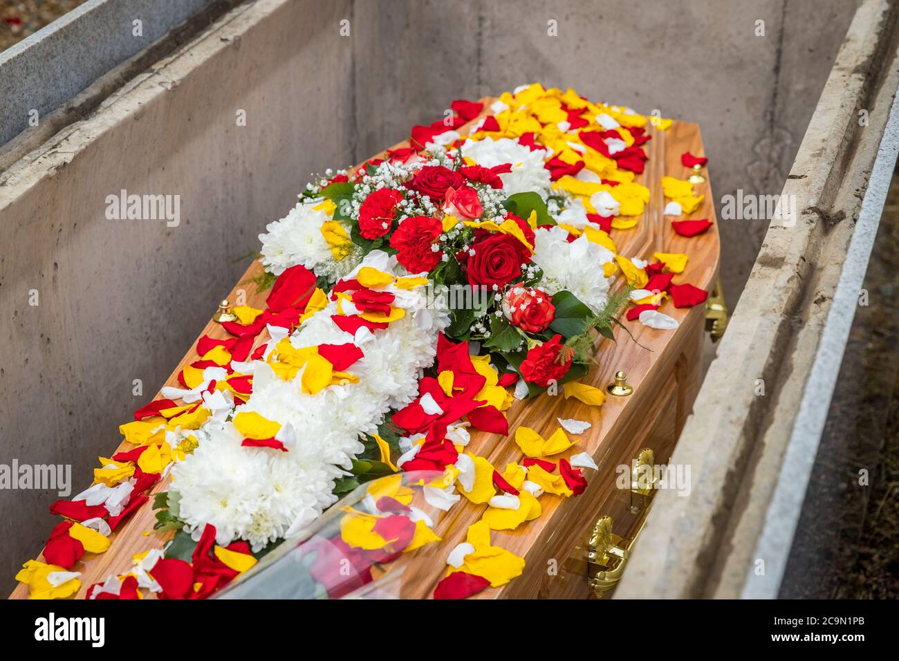 Coffin flowers hi-res stock photography and images - Alamy