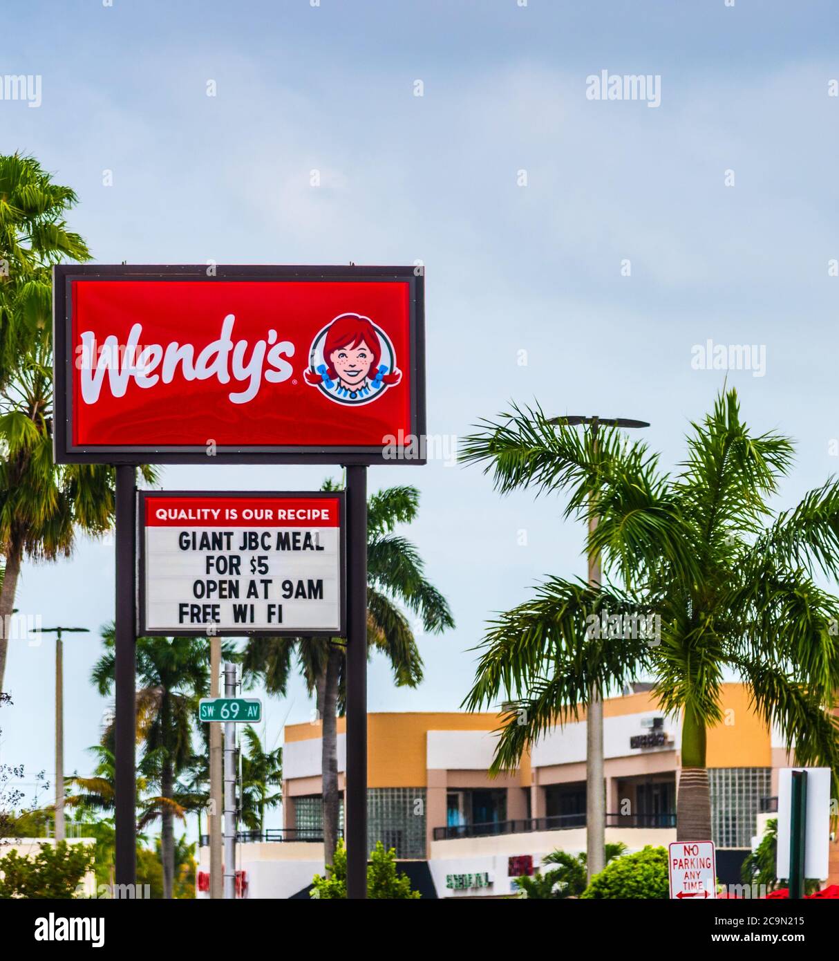 Wendys drive through hi-res stock photography and images - Alamy