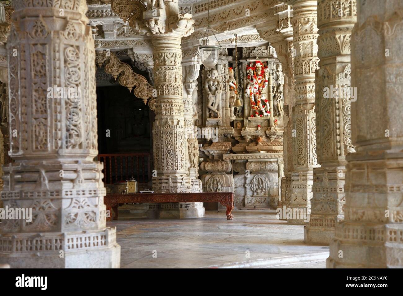 RANAKPUR, INDIA . Amazing carved sculptures and columns in Adinath jain ...