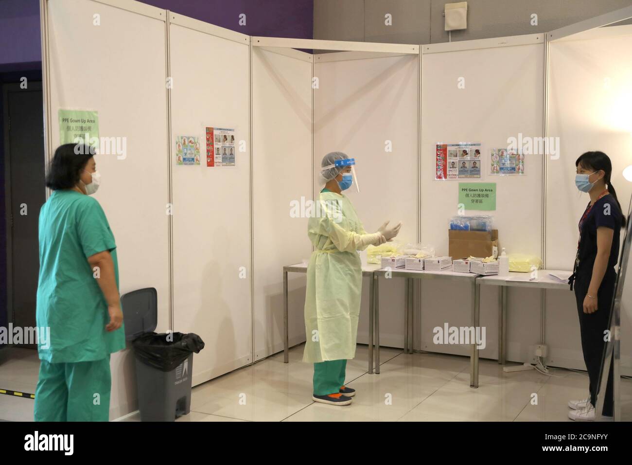 Demonstrates personal protective equipment ppe hi-res stock photography ...