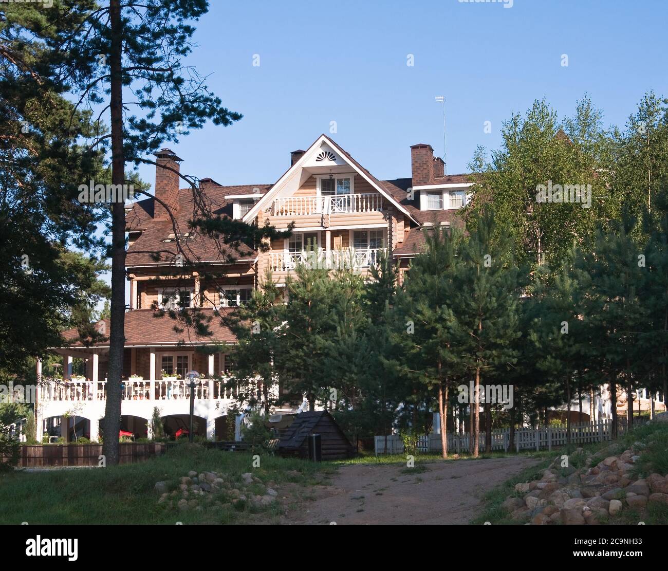 Country cottage house pine hi-res stock photography and images - Alamy