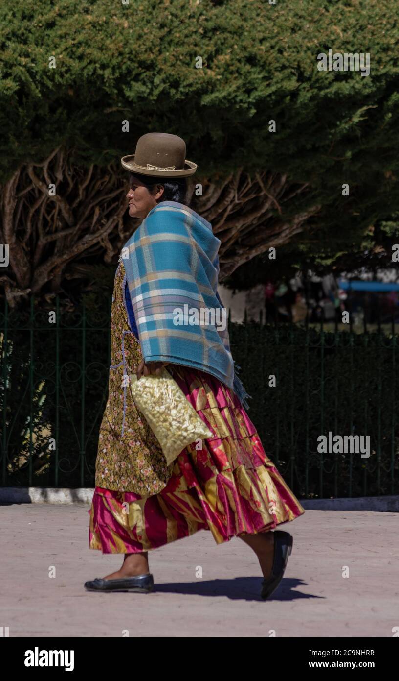Bolivian woman in traditional dress hi-res stock photography and images ...