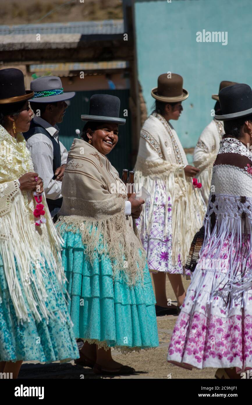 Bolivian woman in traditional dress hi-res stock photography and images ...