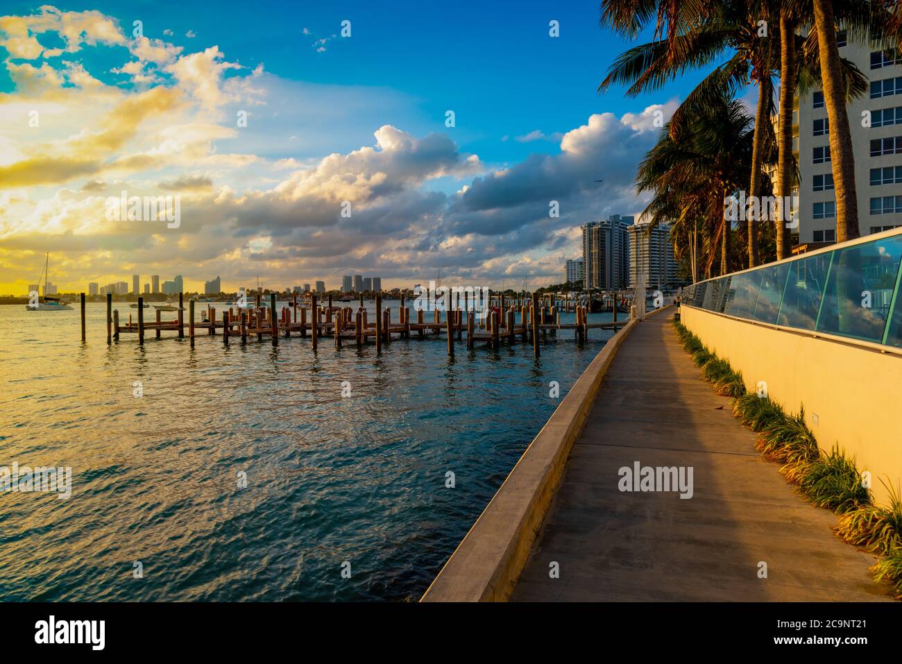 Twilight over miami skyline hi-res stock photography and images - Alamy