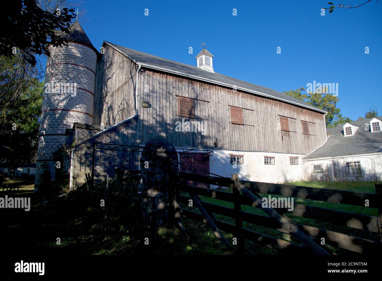 View of a farm barn house in the countryside Stock Photo - Alamy