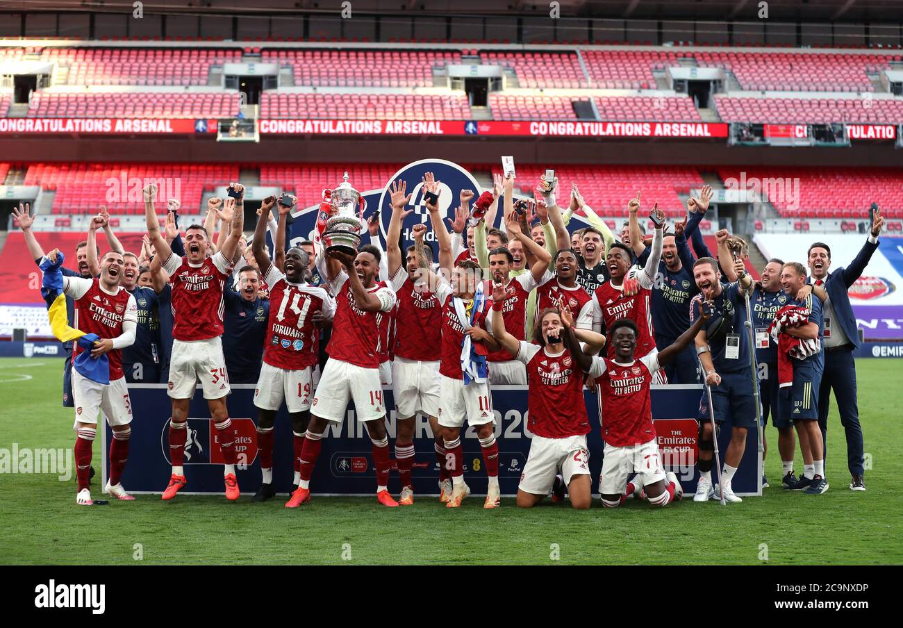 Arsenal celebrate their victory with the FA Cup trophy after the Heads ...