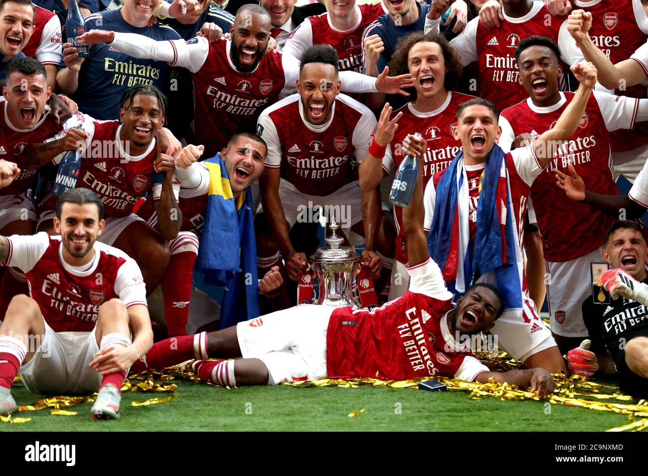 Arsenal celebrate their victory with the FA Cup trophy after the Heads ...
