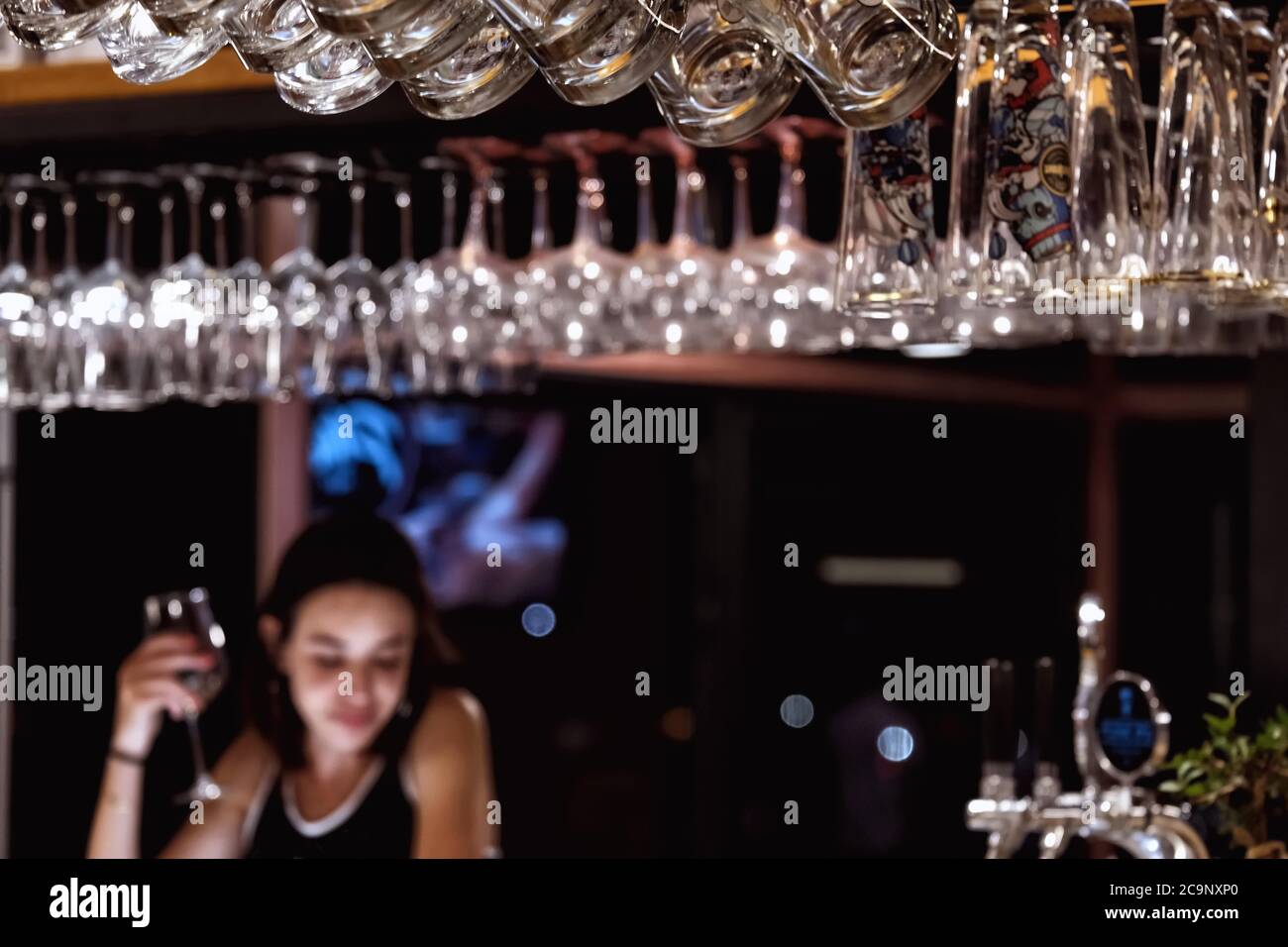 Girl in a pub hi-res stock photography and images - Alamy