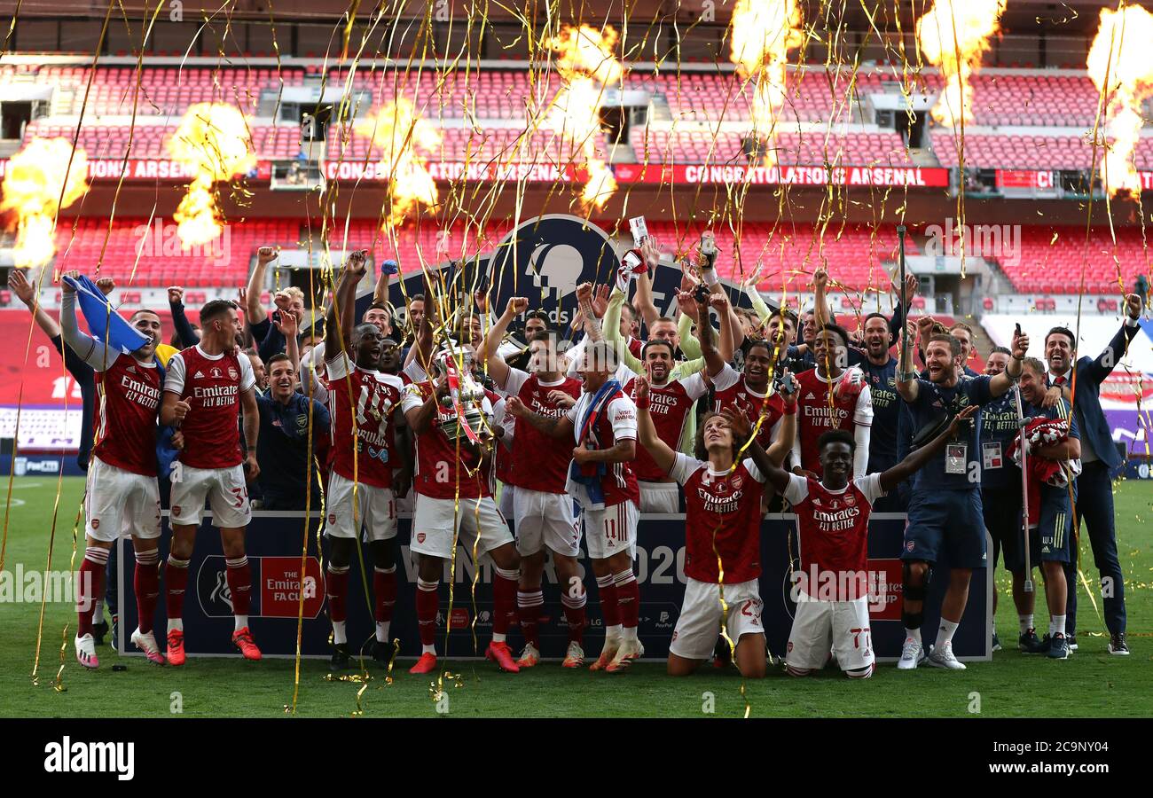 Arsenal celebrate their victory with the FA Cup trophy after the Heads ...